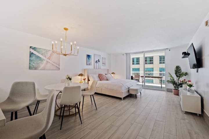 2b/1b Free Parking, Pool, Hottub - Miami, FL
