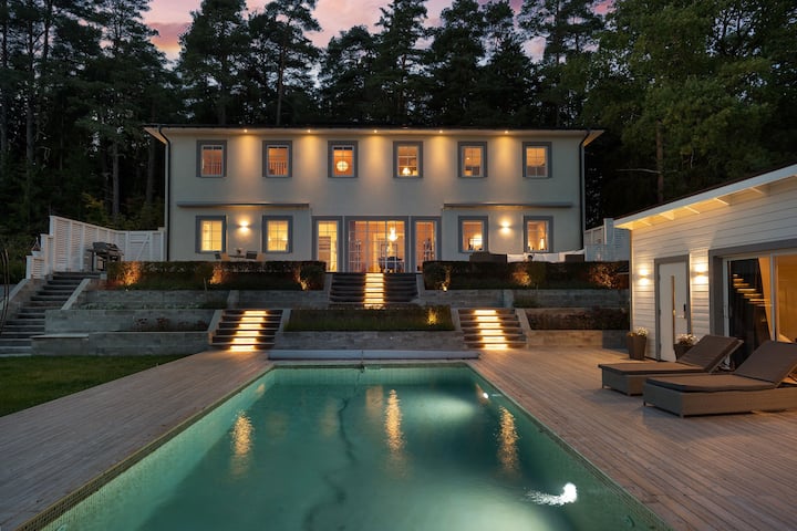 Mansion With Heated Pool - Sigtuna