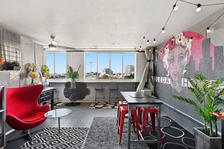 Retro Chic Vibes, Tropical Pool & Prime Location - Brisbane