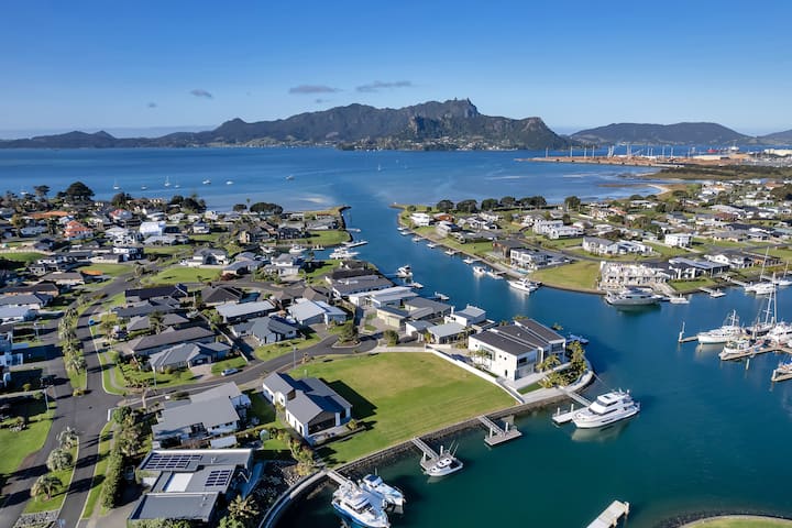 Modern Canal-front Home Marsden Cove - One Tree Point