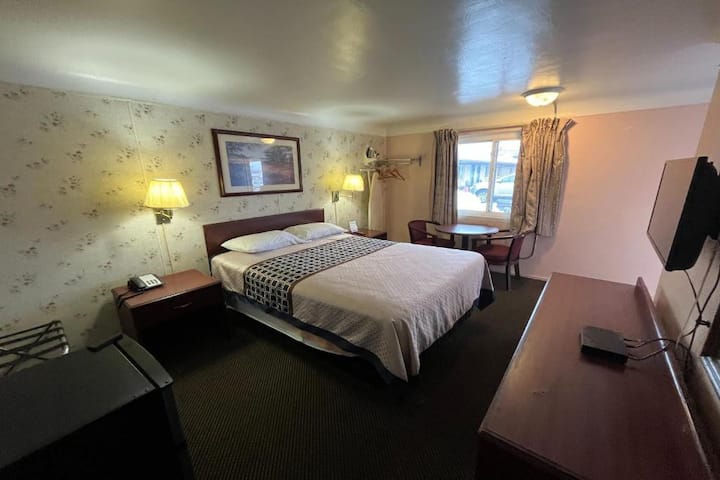 Bay Motel Queen Bed - Bay City, MI