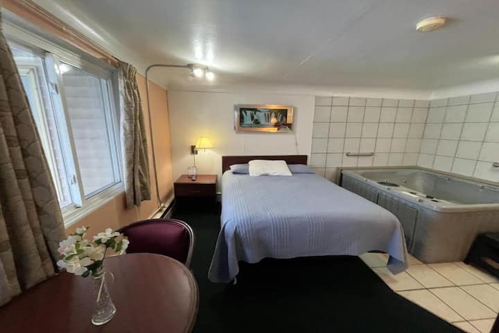 Bay Motel Queen Bed With Spa - Bay City, MI