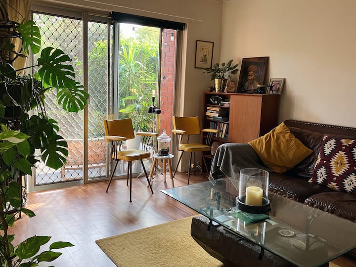 Retro Leafy Unit In West Perth - Perth