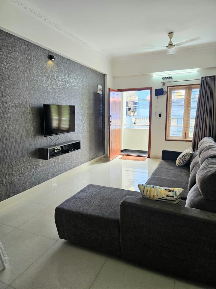 Elegant 2bhk | Wifi, Kitchen & Parking| Bg Road - 