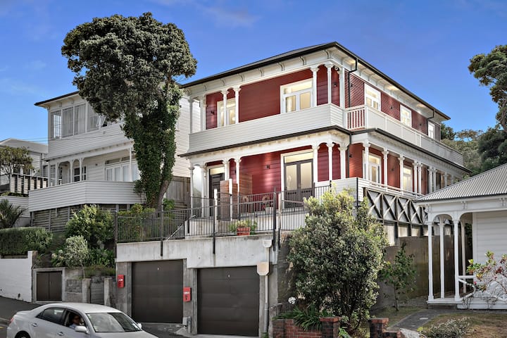 Luxurious, Sunny And Spacious In Prime Location - Wellington