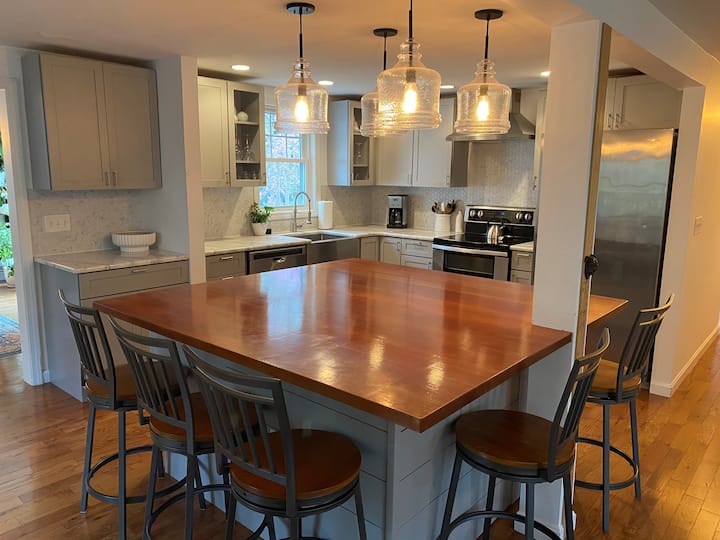 Cozy Cape Close To It All - Portsmouth, NH