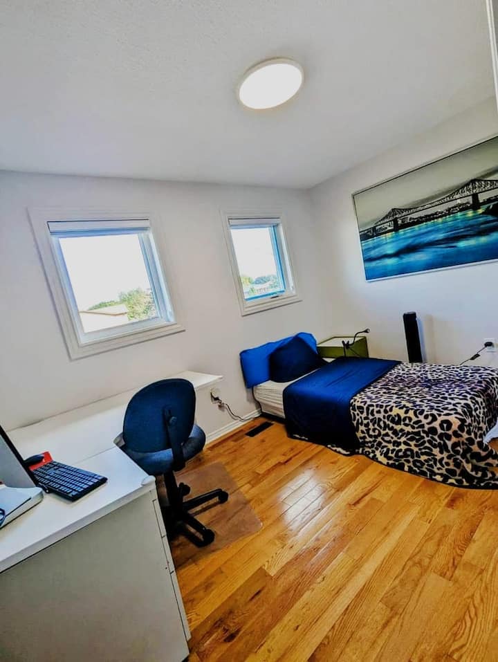 Private Bedroom-cozy-easy Commute - Oakville