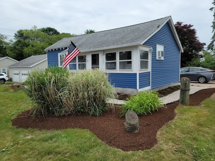 Adorable Snug Cozy Cottage - Moonstone Beach Road, RI