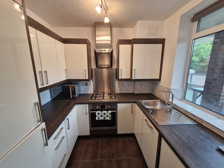 Bright Spacious Airy 2 Bed Flat - 하운슬로