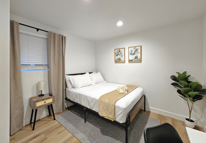 Comfort Room #7 With Private Bath - Tacoma, WA