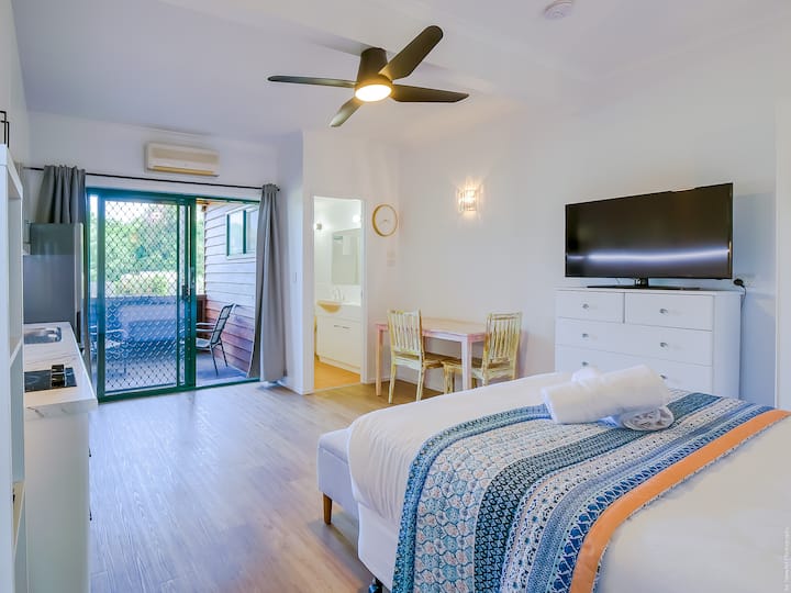 Deluxe Studio - 7 Night Minimum - Hervey Bay