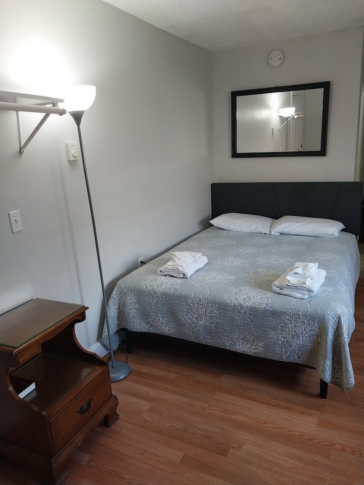 One Queen Bed With Kitchenette - Hampton, NH