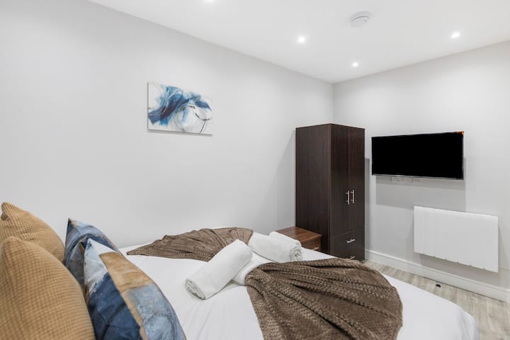 Stylish Modern Gem Golders Green - London