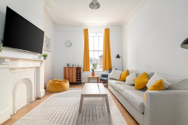 3 Bedroom Modern Flat In London - London