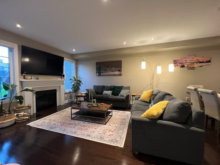 Furnished Townhouse In Oakville - Oakville