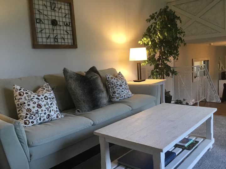 Entire Home!  Great South End Location - King Bed! - Greater Sudbury