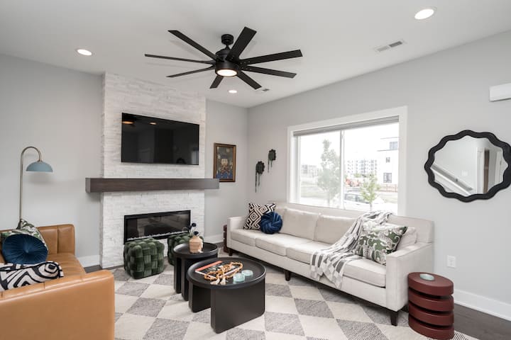 New! Perfect Downtown Location! - Des Moines, IA