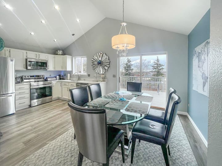 Stylish Urban Retreat With Deck~car Rental Avail~ - Anchorage