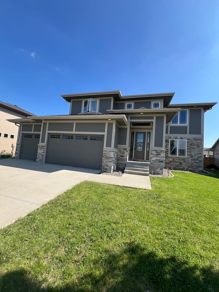 Off Season Lower Rates Executive Rental In Waukee. - West Des Moines, IA