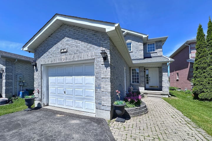 Cozy House At Barrie | King Bed | Dedicated Office - Barrie