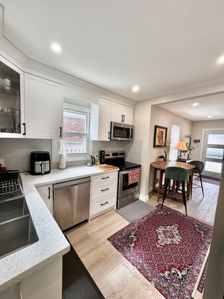 Large, Cozy Private Bedroom - Clarington