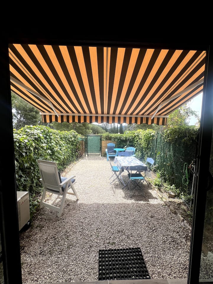 Studio Proche Mer Avec Jardinet - ibis budget Saint Cyr sur Mer La Ciotat