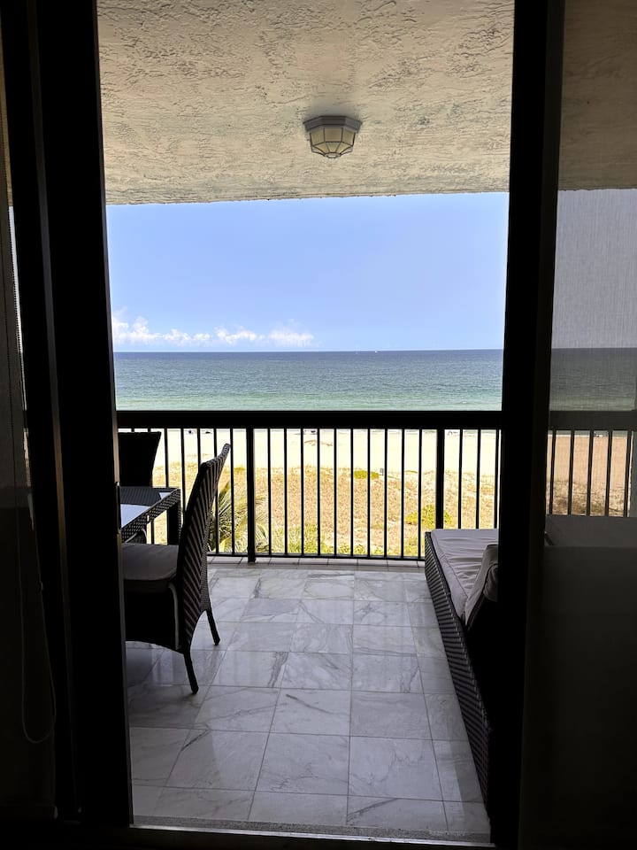 Luxurious Beachfront Apartment - Lighthouse Point