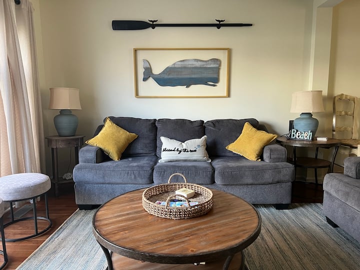 Clean & Cozy Lewes Townhome, Off Season Available - Lewes, DE