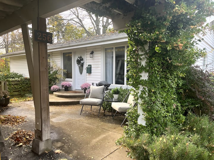 Maia's Cozy Bronte Cottage By The Lake - Oakville