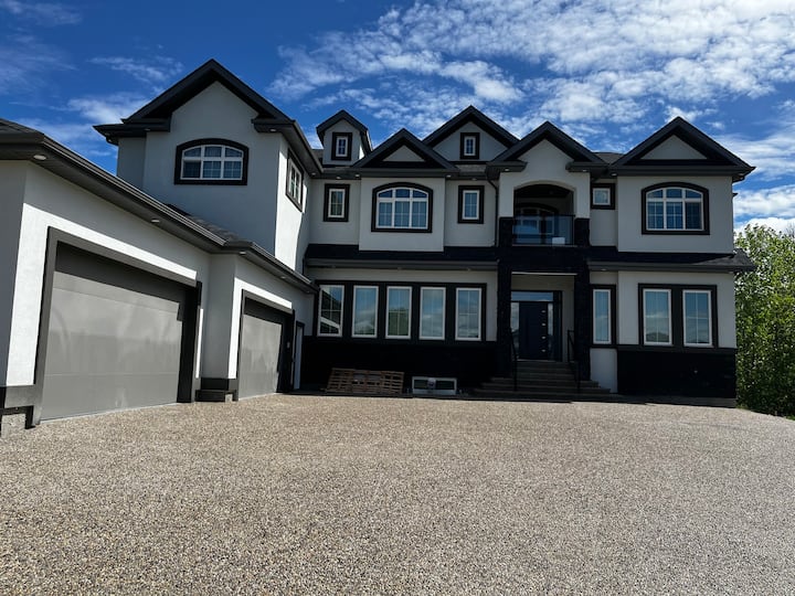 Family-friendly Walkout Basement Suite - Saint-Albert