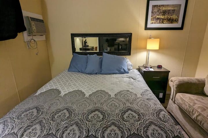 Colonial Inn Suite - King Bed Non - Smoking - New Ulm, MN