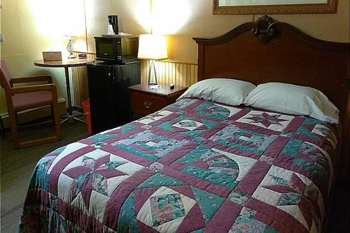 Colonial Inn Queen Bed Non-smoking - New Ulm, MN