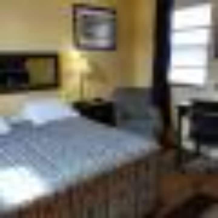 Colonial Inn Full Bed Non-smoking - New Ulm, MN