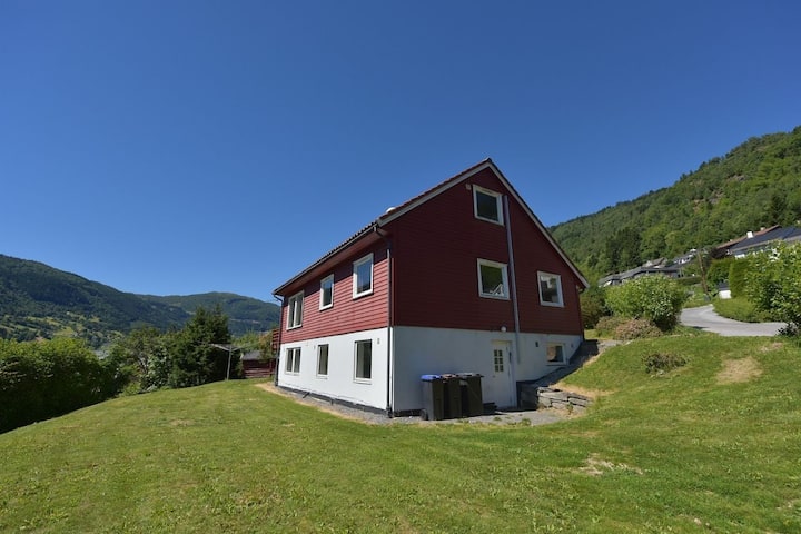 Romslig Hus Med Plass Til Mange - Kaupanger