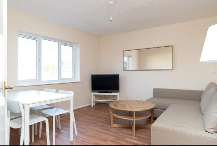 Top Floor Flat + Free Parking - Hertfordshire