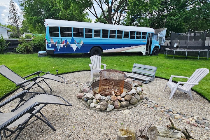 Skoolie Studio Glamping - Kalamazoo, MI