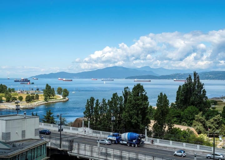 Beachfront Upscale Downtown Condo & Free Parking - Mount Seymour