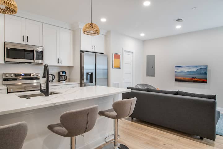 Chic Urban 1 Br Penthouse | One Month + - Kensington, MD