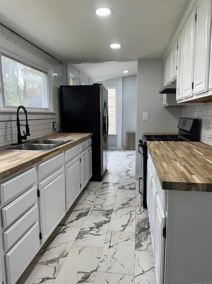 Spacious Serene Cottage 5.8 Miles From Yale Univ. - Shelton, CT