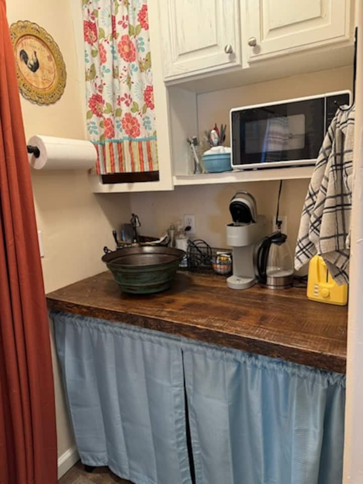 Skinny Lane Farm, Elgin, Texas 
Tiny House - Elgin, TX