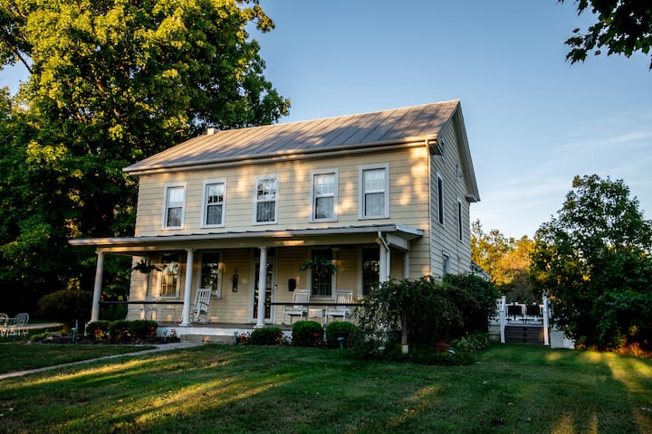 Smith Farmhouse A Modern Countryside Getaway - Candlewood Lake, OH