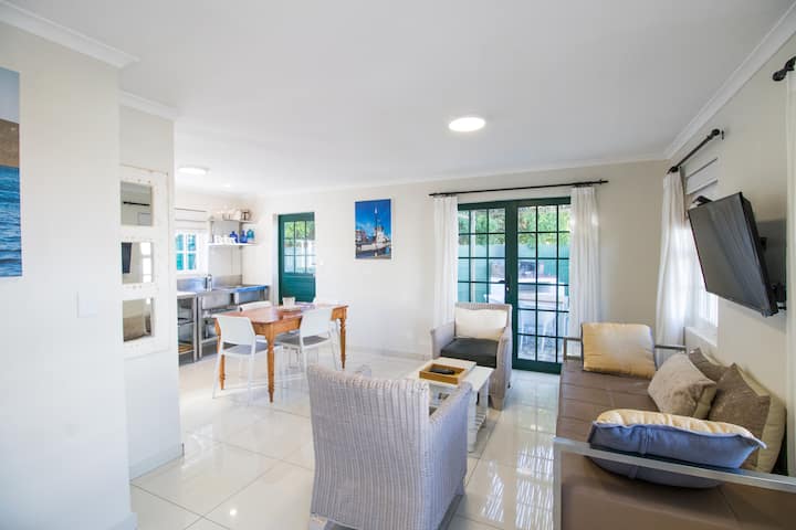 Spacious 2 Bedroom Oasis With A Private Hot Tub - Langebaan