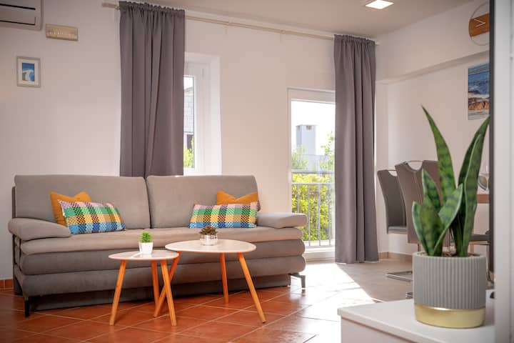 Bright Beachfront Apartment - Bol