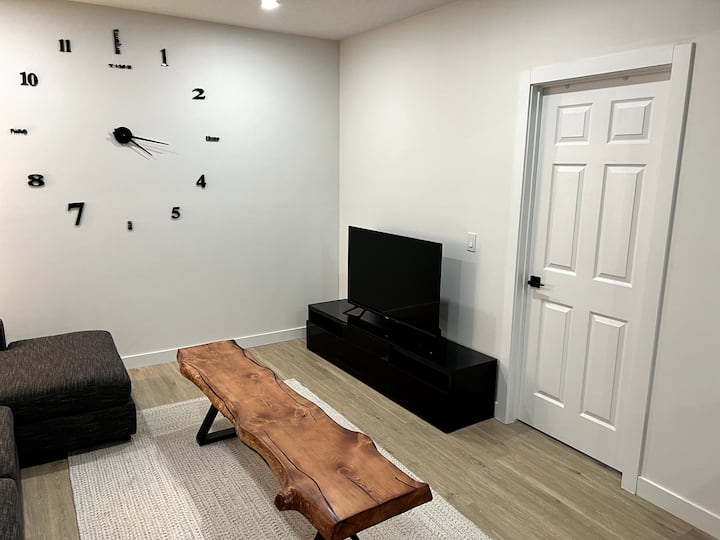 Peaceful Modern Cozy Basement - カルガリー