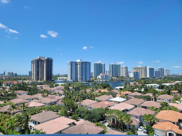 Canal-view 1br Apartment Near Beach & Shops - Sunny Isles Beach, FL