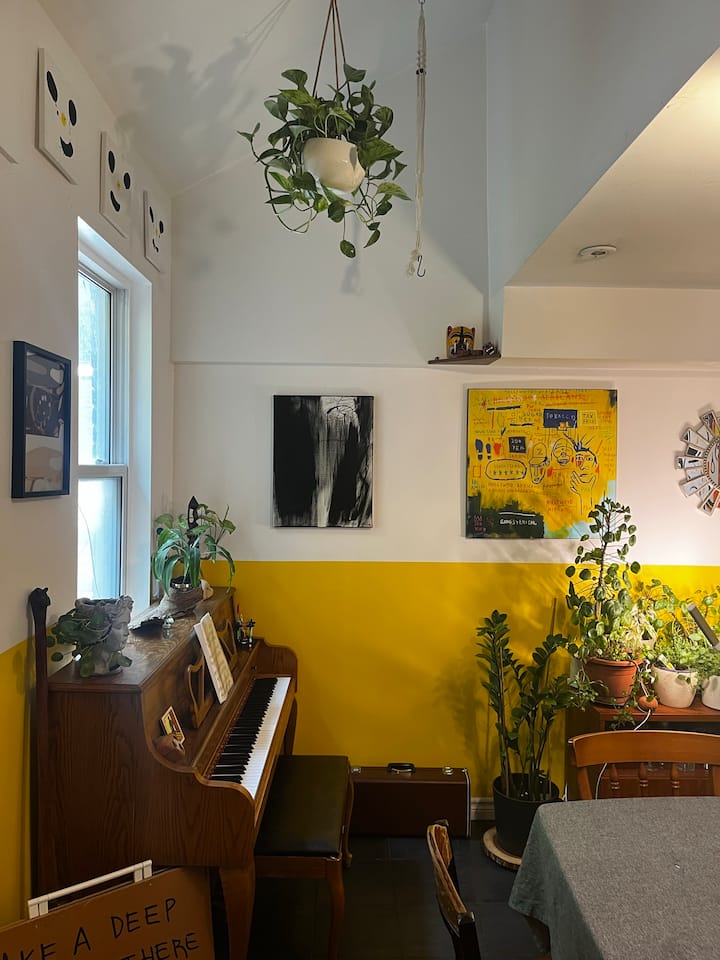 Bright Room In An Artsy House. - Toronto