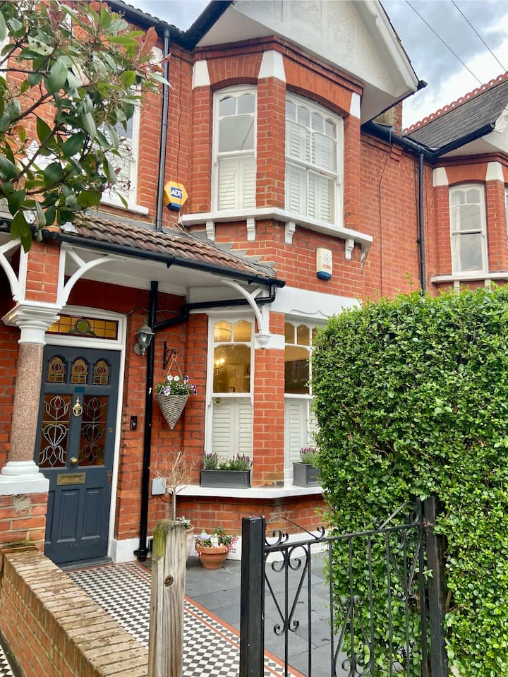 Large 4 Bedroom Wimbledon House - Central London