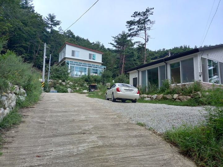 가족 소풍 단란동,산아래 별장형 2층, 산,바다,계곡,야생화 ,실내 벽난로,모닥불 - 고성군