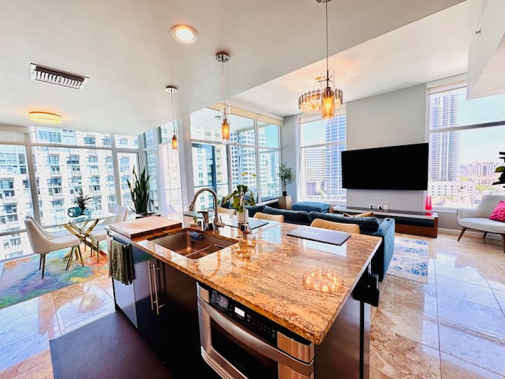 15th-floor Luxury Condo In Little Italy - San Diego