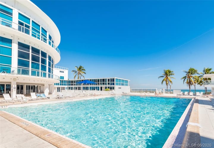 Studio W/parking+kitchen+beach - 717 - Miami Beach, FL